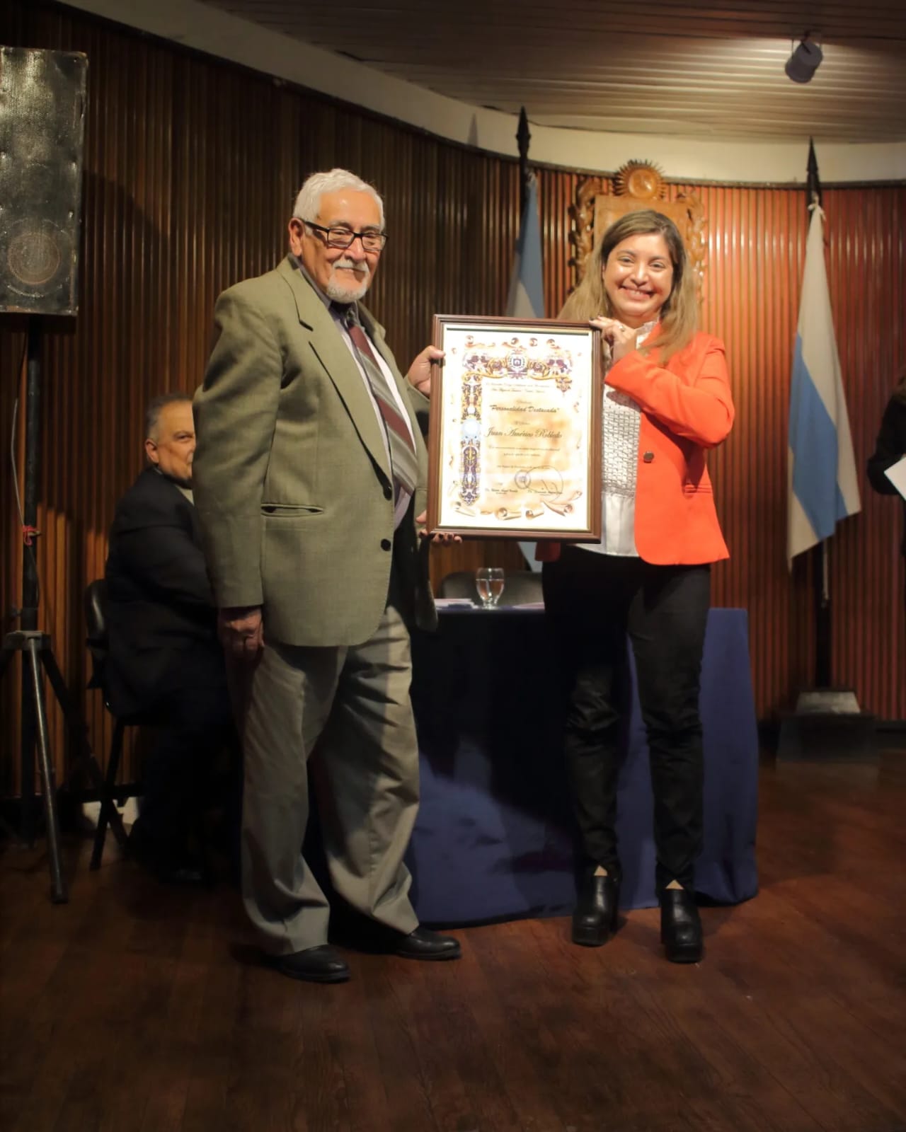 El poeta y conductor de FM 94.7, Juan Robledo, fue distinguido como ...